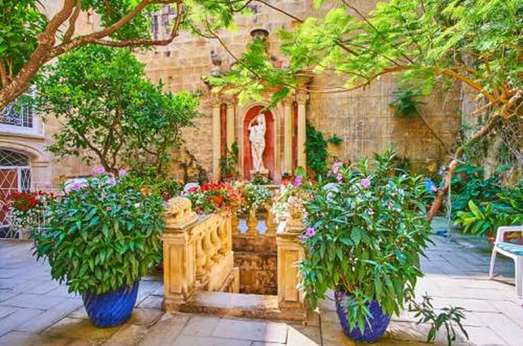 30 Breathtaking Courtyard Garden Pictures to Inspire