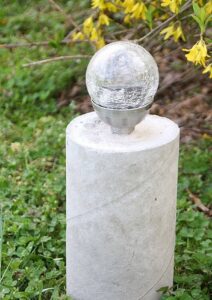 28 Gorgeous DIY Lamp Post Ideas For the Garden That Sparkle