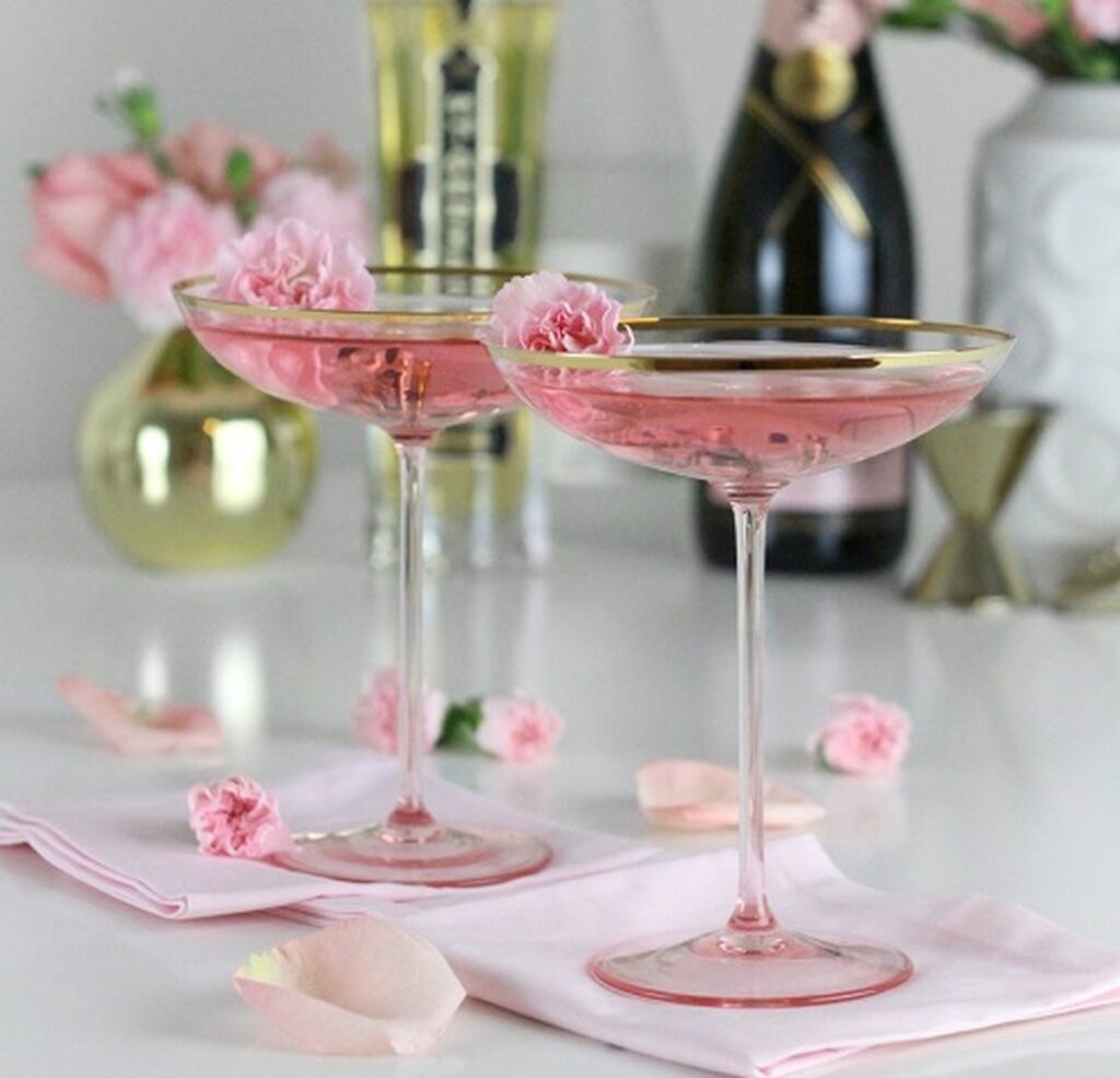 32 Delicious Edible Flowers for Cocktails to Brighten Your Drinks