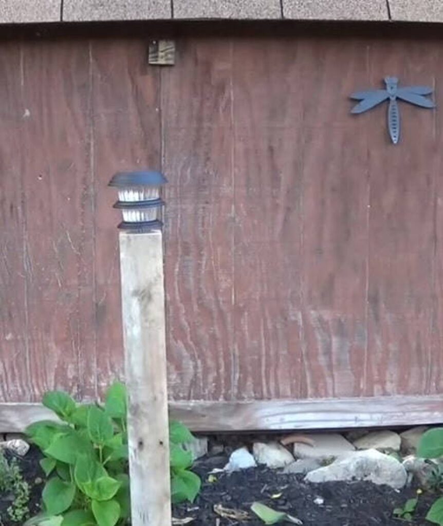 28 Gorgeous DIY Lamp Post Ideas For the Garden That Sparkle
