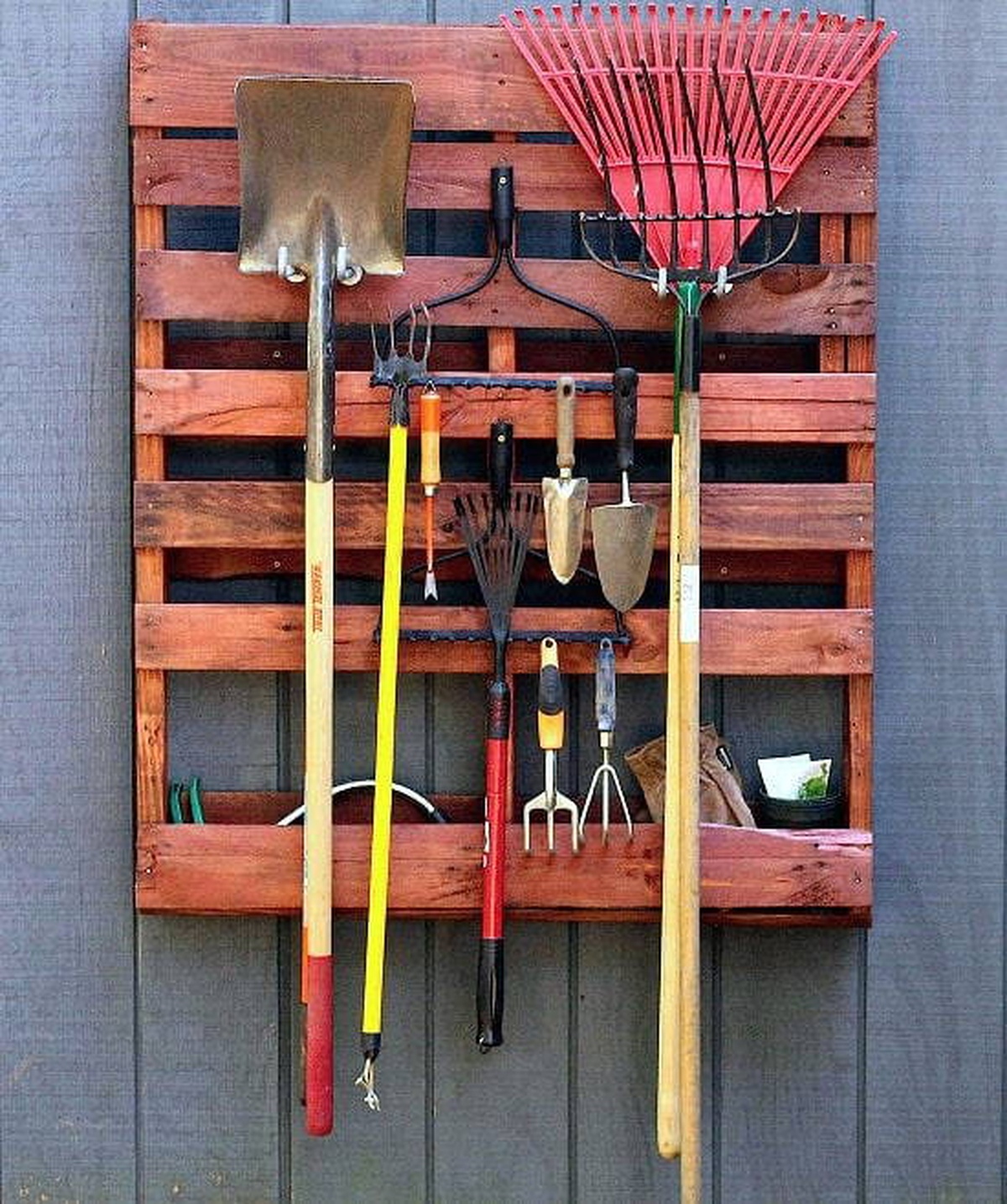 8 Cozy DIY Pallet Tool Organizer Projects For The Garden