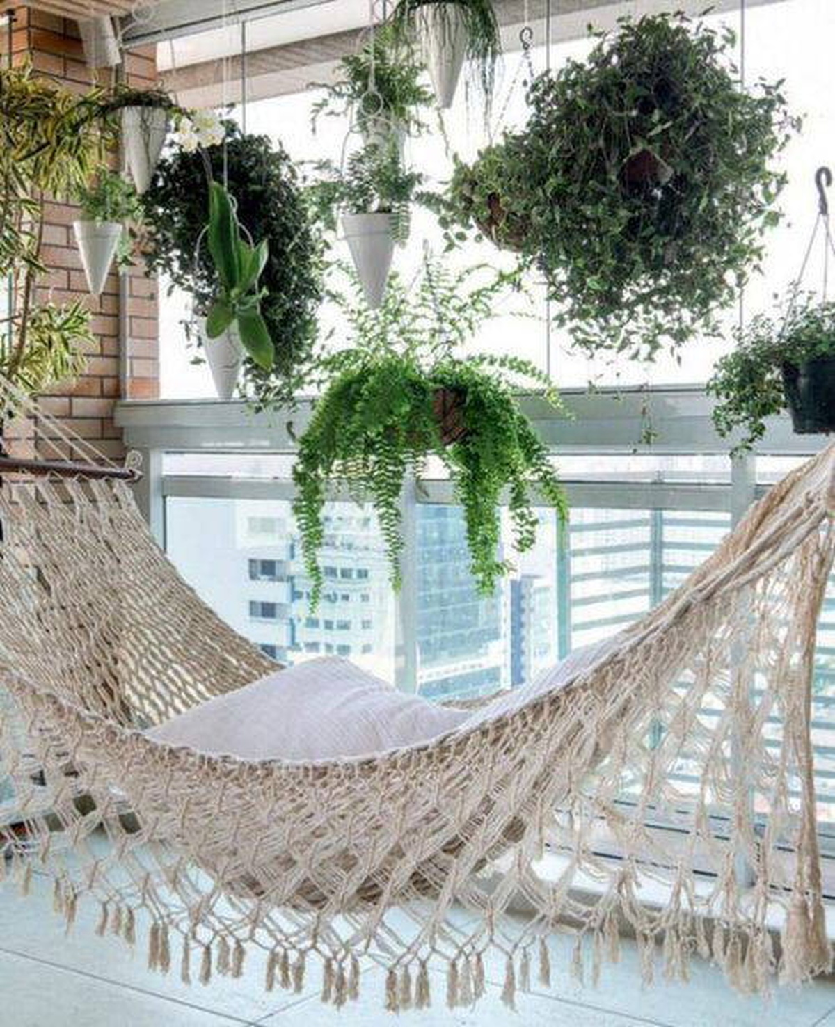 15 Cozy Balcony Hammock Pictures That'll Make You Dream