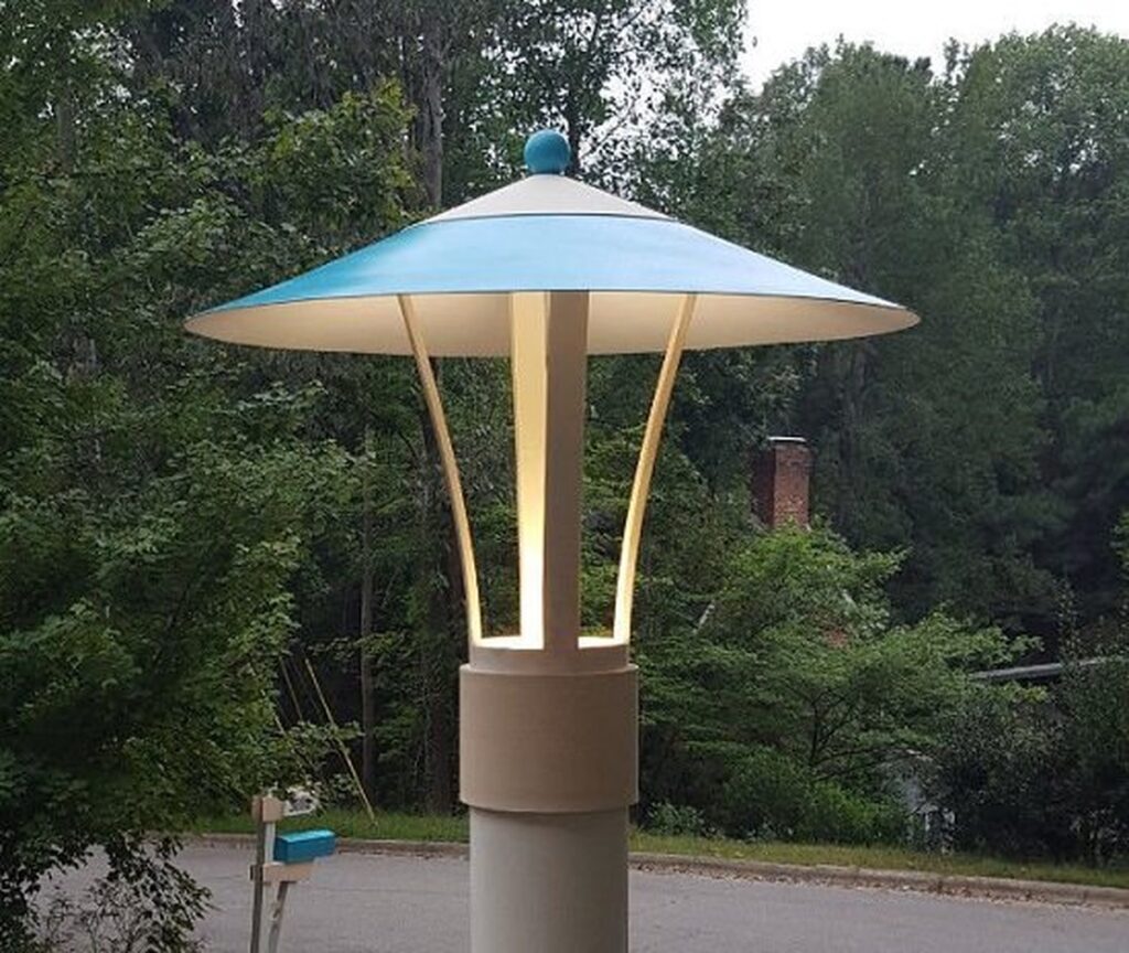 28 Gorgeous DIY Lamp Post Ideas For the Garden That Sparkle