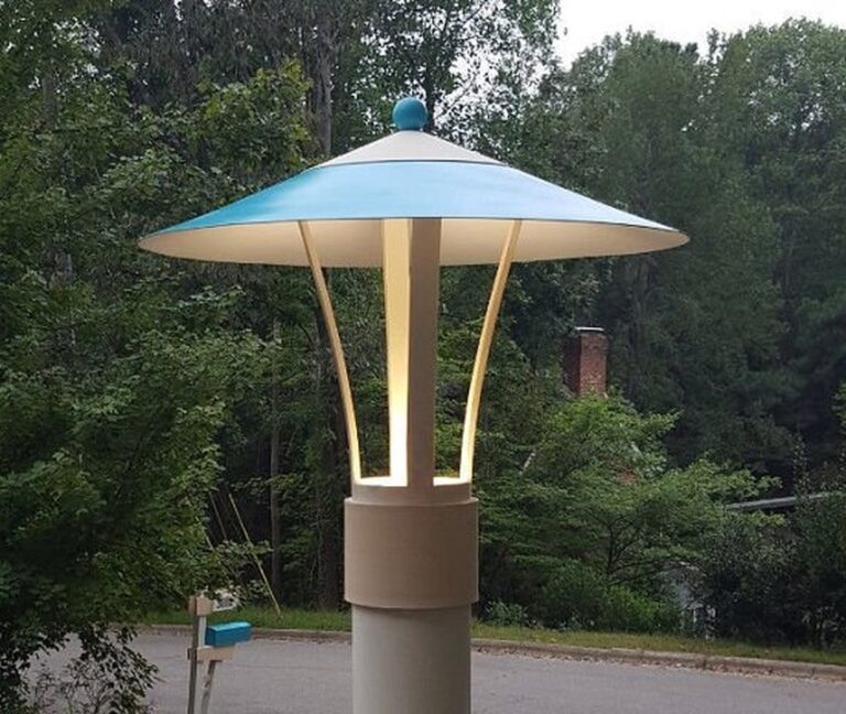 28 Gorgeous DIY Lamp Post Ideas For the Garden That Sparkle