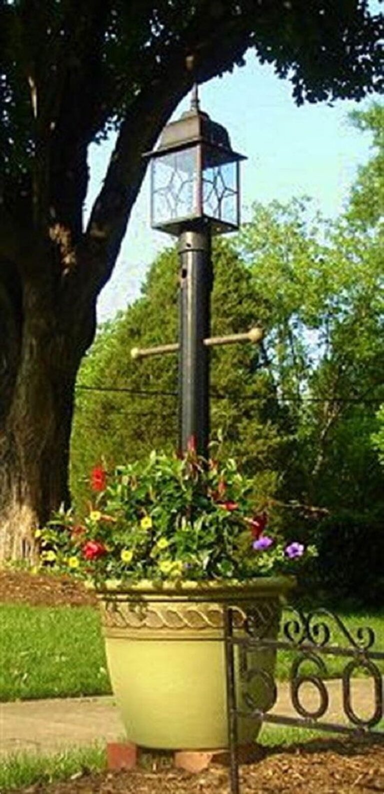 28 Gorgeous DIY Lamp Post Ideas For the Garden That Sparkle