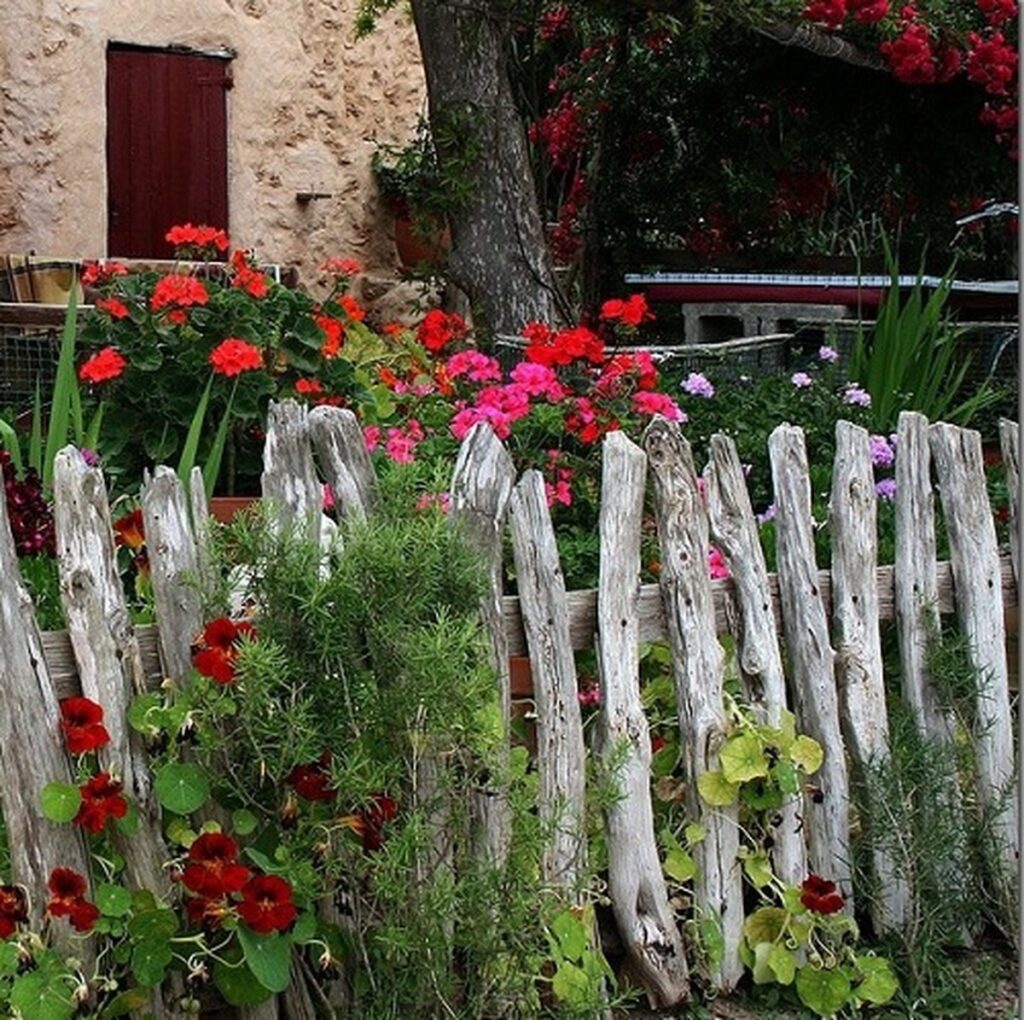 29 Ideally Rustic Fence Ideas That Transform Any Space