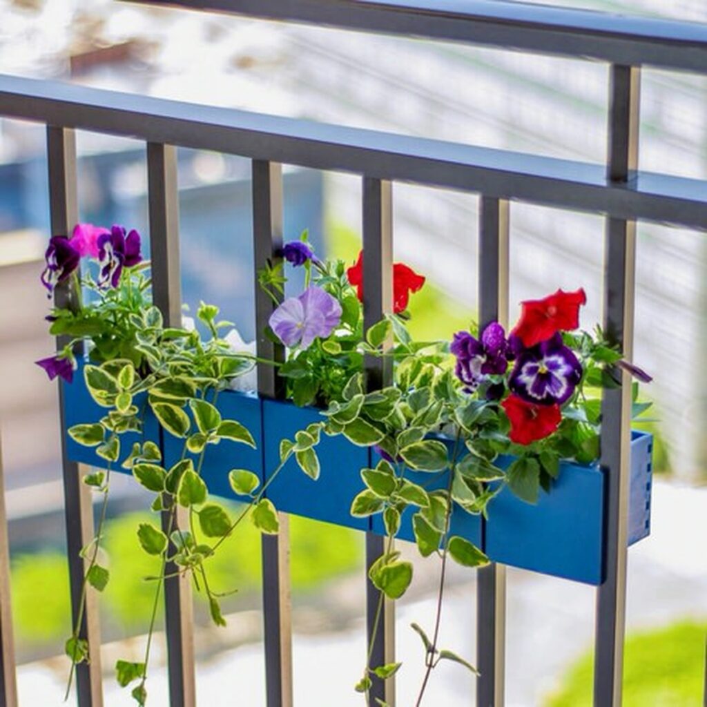 26 Clever DIY Railing Planter Ideas For Tiny Balcony Gardens