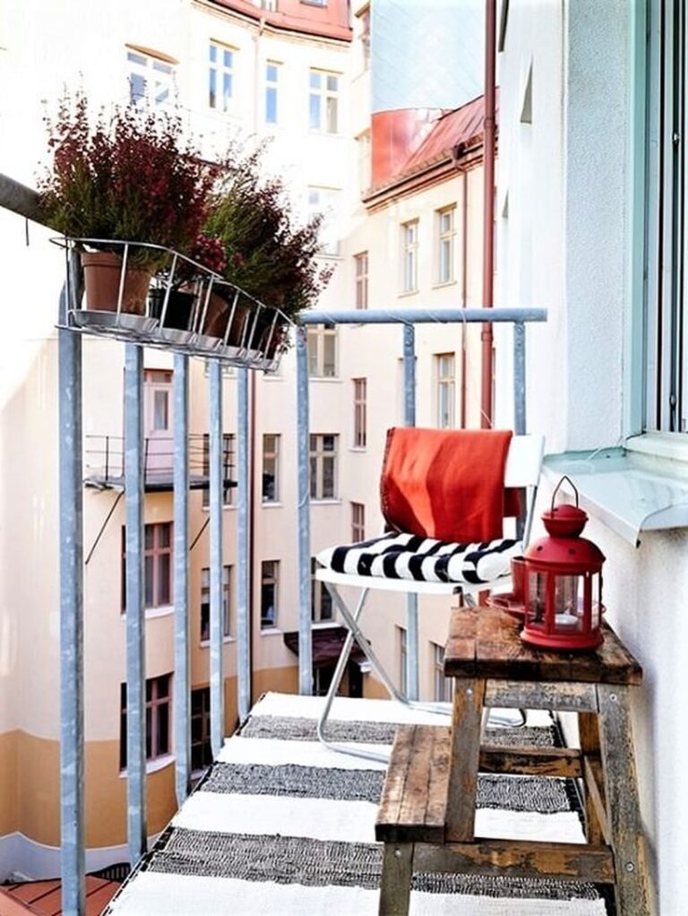 26 Clever DIY Railing Planter Ideas For Tiny Balcony Gardens