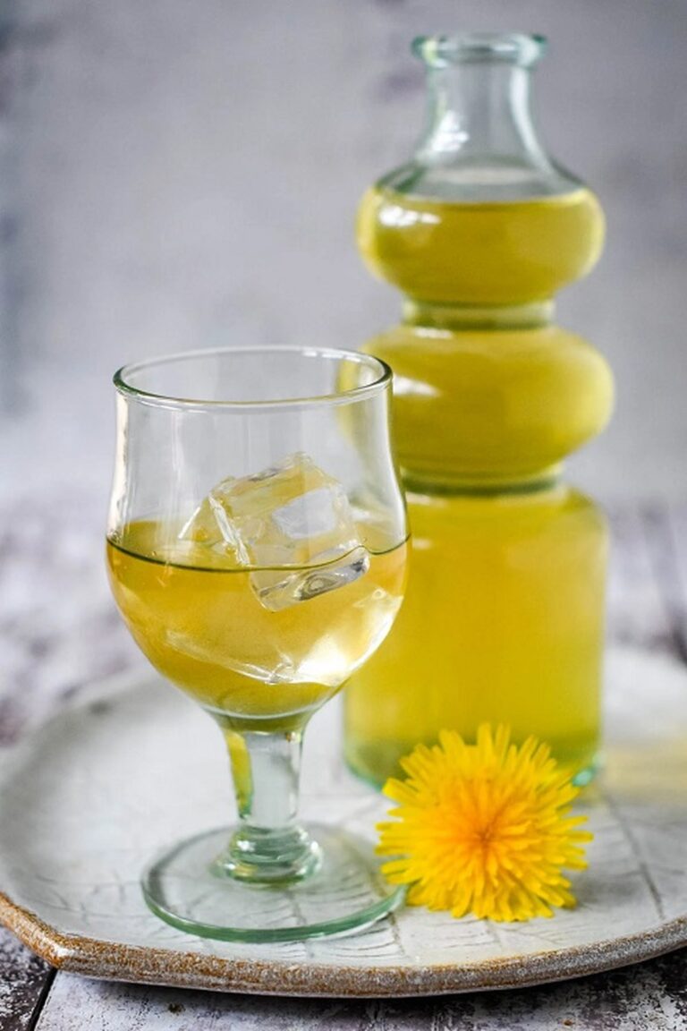 32 Delicious Edible Flowers for Cocktails to Brighten Your Drinks